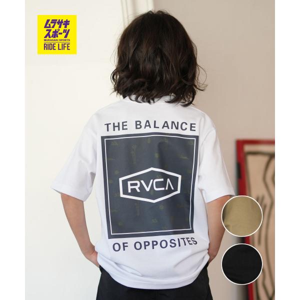 【アクティブなシーンからデイリーまで使えるロゴTシャツ】●背面にブランドの象徴的なメッセージを配したキッズ用半袖Tシャツ。●バックには「THE BALANCE OF OPPOSITES」のタイポグラフィとともに、パームツリーなどのボタニカル...