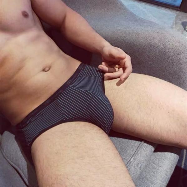 男性用セクシーなパンツです。グレーとブラック二色あります。柔らかく、伸縮性のある生地、着用する際は肌に吸い付くようにフィットし、通気性も肌触りも抜群です。3Dカットのフロントポーチは、余裕のあるスペースを作り上げ、不快な締め付け感を与えませ...