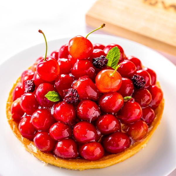 タルト生地の小麦粉、カスタードクリームの卵から全てが厳選した安全な食材を使用し、缶詰・カットフルーツ等は一切使用せず、全て生のフルーツを使用しています。