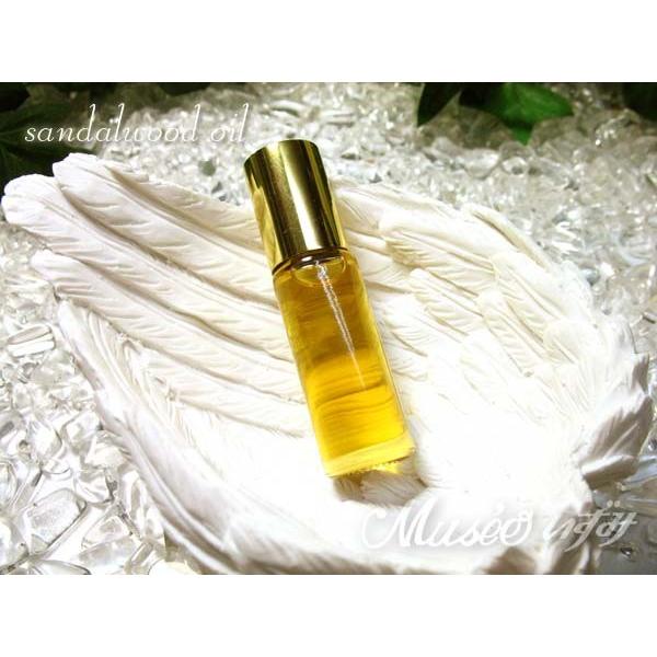 【メール便全国一律１８５円 発送可】高純度の白檀オイル（サンダルウッドオイル）になります。古くから寺院の建材・仏像・仏具などの材料に使われており、宗教儀式によく用いられる木です。 現在でもお香や線香に使用され、日本人にとっては大変なじみの深...