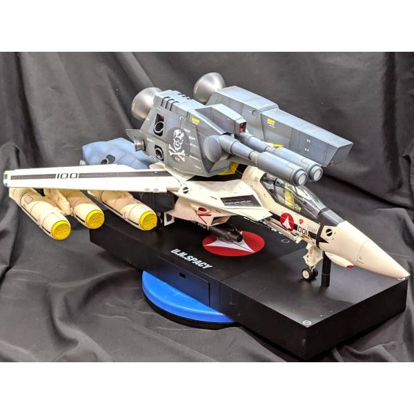 アシェットの1/24 VF-1 バルキリーのスーパーパック用デカール。デカールのみです。反応弾のも6発分入っています。モデルが色プラなので簡単に元のロゴを落としてハセガワ仕様に出来ます。作例も汚しのみで未塗装です。ふわふわ怖いので台座の棒を...