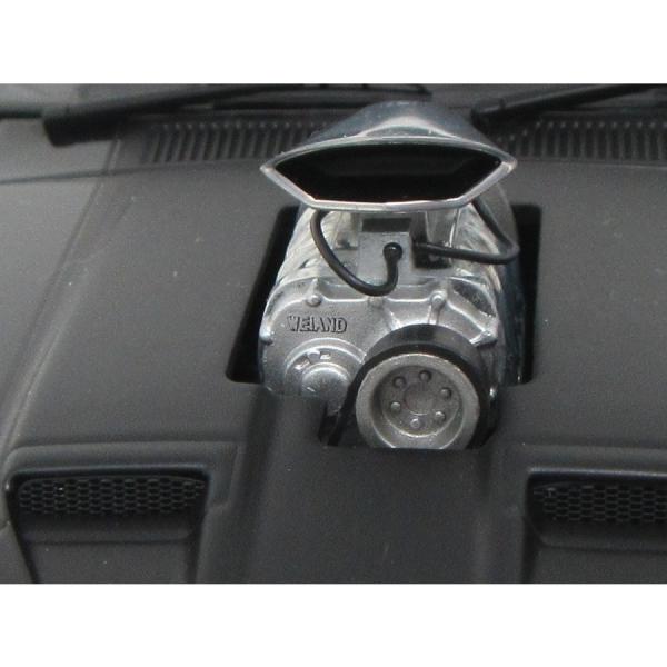 1/18フォードXBファルコン MFPロゴデカールです。デカールのみです。MFPのエンブレムは劇中の影がある物と模型表現でオミットされた2種類いり。モデルでは目立つのにオミットされたWEIANDのロゴは鋳型に彫り込んだ凸モールドでデカールで...