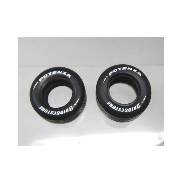 1/24F1用タイヤロゴデカールです。デカールのみです。タイヤは良く洗って表面の離型剤を落として下さい。ヌルついたゴムだと相性が悪いので薄く黒を吹くと剥離出来ます。逆にヌルついているとそのままでは無理です。暑い(連日作業場35℃)と油分が出...