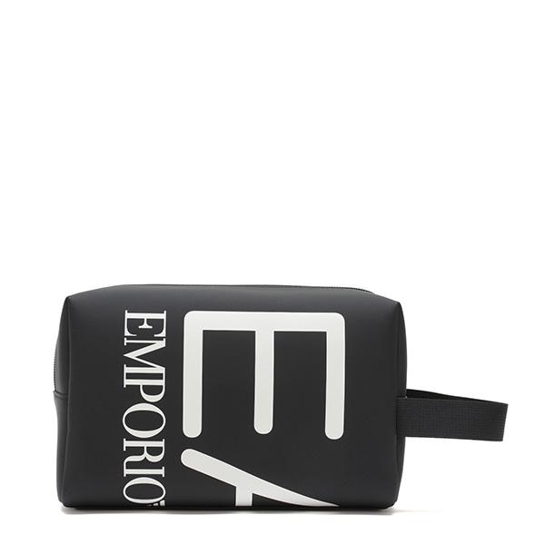 【発売日：2026年01月30日】ARMANIブランドの素材感やテクニカルな技術が融合したスポーツラインEA7(エアセッテ)・デイリーユースに必要最低限が持ち運べるセカンドバッグ・長財布も収納可能に開閉口からはミニおサイフにスマホとその他の...