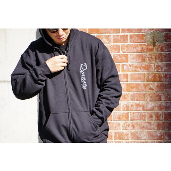 2025 DCJ AJCにて販売開始のダイナスティジップアップパーカー前面は左胸に縦のDynastyロゴを配置、背面はDynasty Drum Corps デザインとなっており、ドラムコー好きには欠かせない一着通常のDynastyパーカーと...