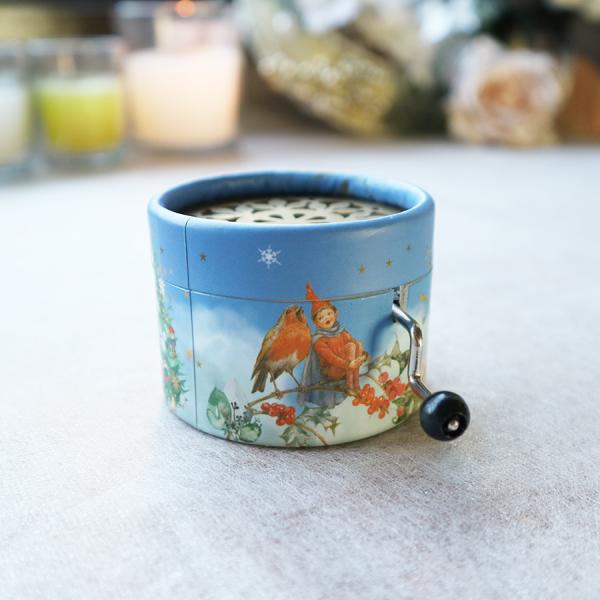 北欧風のあたたかなデザインのドイツ・ベルルレット社製の手巻きオルゴール。アートのように美しい絵柄が施されたペーパーボックスは、手のひらに収まる愛らしいサイズ。ハンドルをゆっくりと回すと、どこか懐かしいオルゴールの音色が響き、心をやさしく包み...