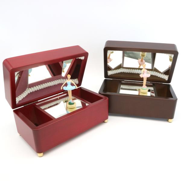 鏡面をくるくるとバレリーナが回転するオルゴールです。オルゴールメカは、1つ1つ当店の職人の手で製造される手作りオルゴール。曲は、ディズニーやジブリ、J-POPなどの人気曲からクラシックなどの定番曲、合唱曲から子供向けの曲など幅広いジャンルで...