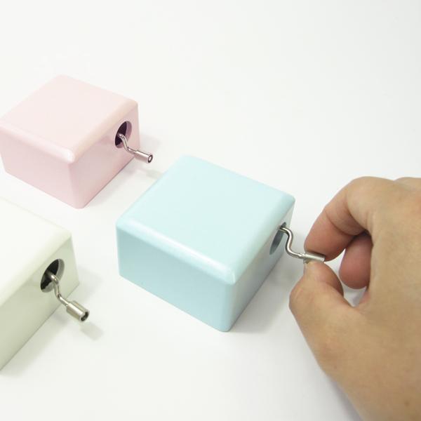 演奏気分が味わえる手回しオルゴール。パール調の可愛らしいデザインに仕上がっています。オルゴールメカは、1つ1つ当店の職人の手で製造される手作りオルゴール。曲は、ディズニーやジブリ、J-POPなどの人気曲からクラシックなどの定番曲、合唱曲から...