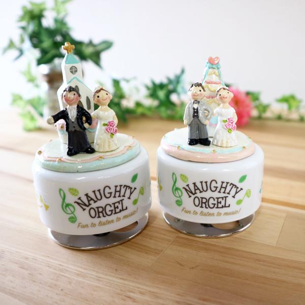 【発売日：2022年07月01日】マスコットがオルゴールに合わせてくるくる回転する可愛らしいオルゴール。デザインは「ウェディングケーキ」と「チャペル」の2タイプです。台座の下にゼンマイがあり、巻き上げると演奏が始まります。演奏はゼンマイが終...