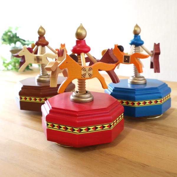 人形1つ1つ、木箱の細工までが手作りの、木のぬくもりあるからくりオルゴールです。オルゴールの仕様に合わせ、木馬と台座部分がそれぞれ反対方向に回転します。オルゴールのストッパーは付いていません。※当店在庫品のため、オルゴールの曲を入れ替えるこ...