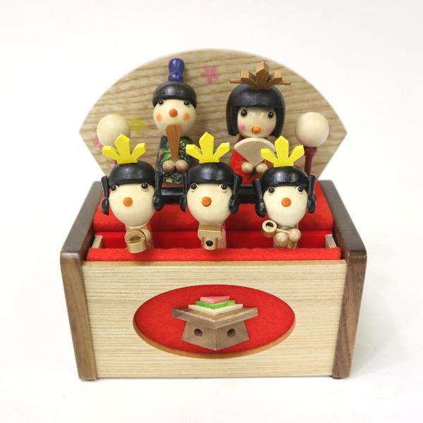 人形1つ1つ、木箱の細工までが手作りの、木のぬくもりあるからくりオルゴールです。オルゴールの曲に合わせて、３人官女が左右にスイングします！背面にあるゼンマイを巻くと演奏がスタートします。側面にある黒いポッチを操作することでオルゴールのON/...
