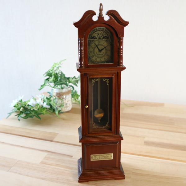 モダンな風合いが人気の木製ミニアンティークシリーズ。製品の背面にゼンマイがあります。同じく背面にあるつまみでオルゴールのON/OFFを操作します。こちらの製品は、からくりのように動く箇所がありません。（振り子の部分は、演奏に合わせて動きはし...