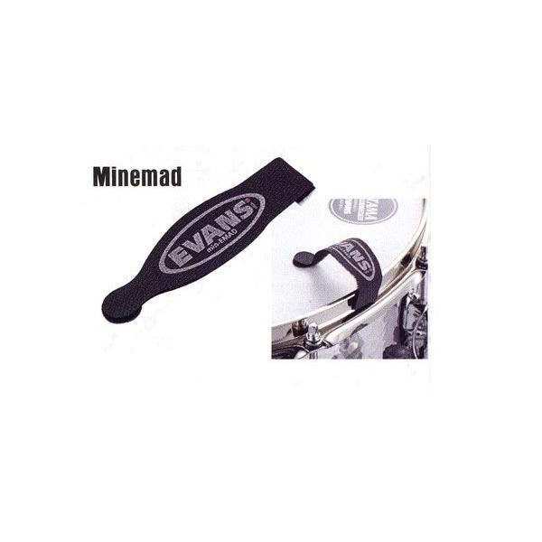 両面テープでフープとヘッドに取り付けることで、スネアドラムの倍音を適度にカットするミニミュートパッド。