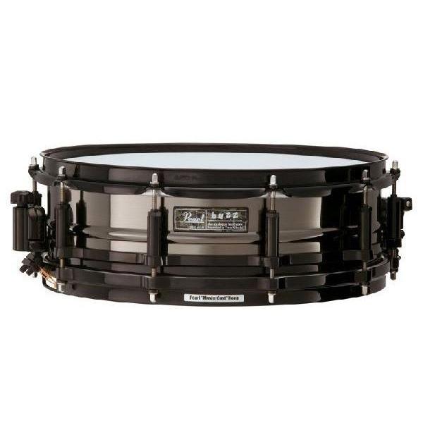 D’ERLANGER のドラマー、Tetsu。彼のテクニカルで豪快なドラミングスタイルとクリエイティヴな発想がパールのテクノロジーと化学反応を起こして創り上げたのが、フリーフローティングシステムのブラススネア、”buzz” 。