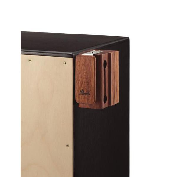 付属のデュアルロックテープを使ってBOXカホンの側面に取り付け、ボックスカホンを演奏する際のアクセントとして、アタックの効いたクラーベサウンドが得られるアクセサリー。