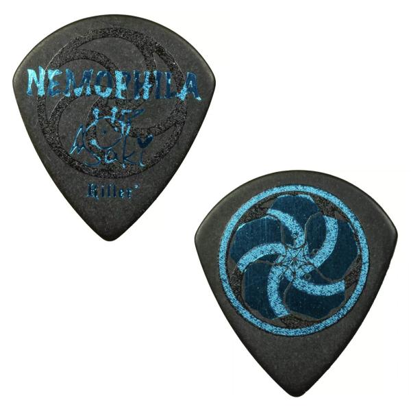 Nemophila Sakiモデルです。模様が紙ヤスリの様にざらついているので、プレイ中でも滑りにくくなっています。バンドロゴやサイン等は両面ともメタリック・ブルーの箔印です。・厚さ：1.2mm・素材：ポリアセタール・色：黒