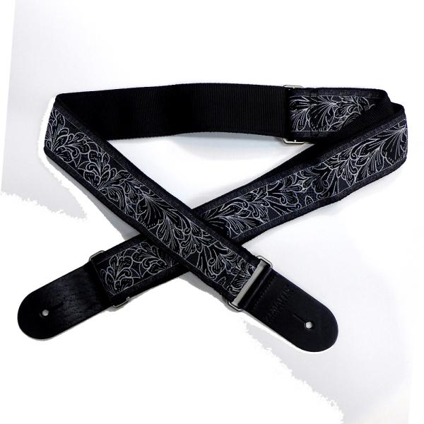 Custom Woven Strapは、ゼマイティス・メタル・フロントの彫金デザインをモティーフとして織り込んだ布製のギター・ストラップです。長さ調節は、シンプルで丈夫な金属アジャスターを使用したスライド式です。ストラップ部分はポリエステル...