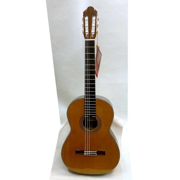 小平ギターのエントリーモデル。十分に乾燥された良質な材料を使用し、熟練の職人の手で一本ずつ丁寧に製作。作りの精度が高く、美しく品のある音色と高い耐久性をあわせ持っています。