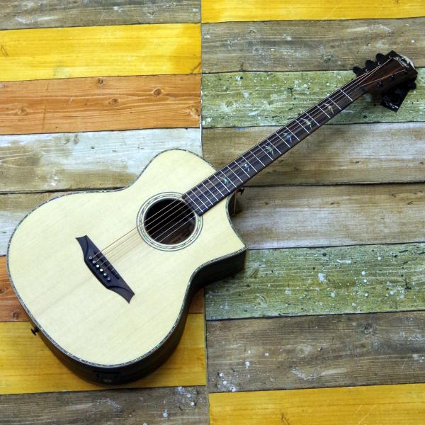 見た目の美しさと音の良さを兼ね備えた一本です。オール単板構造により、弾き込むほどに音が育ち、愛着が増していきます。アマラエボニーの深みのある響きと、Fishmanピックアップの組み合わせで、ステージでもスタジオでも活躍間違いなし。デザインも...