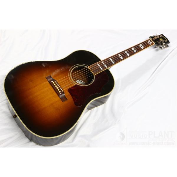 <アコースティックギター>Gibson Southern Jumbo 中古にて入荷です!J-45の上位機種として誕生したSouthern Jumbo。フィンガーボードのバインディングや、ダブルパラレログラムインレイなど豪華な装飾...