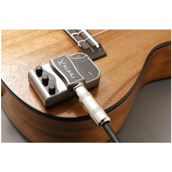 <ウクレレピックアップ>貼り付けタイプピックアップウクレレはもちろん、あらゆるアコースティック楽器に使える、超小型、軽量の大変便利なコンタクトピックアップです。裏側が粘着性のシートになっているため、そのまま楽器に貼り付けて、ジャ...