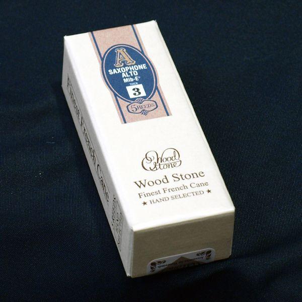 <サックスリード> 最高級といわれる南フランス ヴァール地方で育てられた、良質なケーンのみを使用した世界でもトップレベルの品質を誇るウッドストーンリード。特にジャズ系のマウスピースとの相性がよく、エッジのあるサウンドが特徴的です...