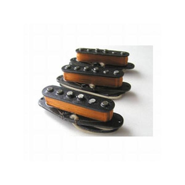 <ピックアップ エレキギター用シングルコイル>リプレイスメントピックアップの大定番!'54〜'59年のメイプルストラトのカラッと乾いたサウンドを忠実に再現。アッシュ・ボディとのマッチングにおいても耳に痛い高域を抑えながらも抜けの...