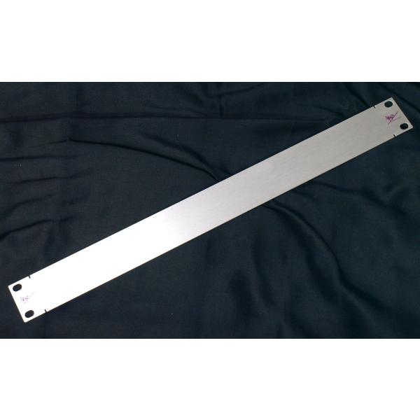 <音響系アクセサリー・ラックマウントパネル>Apogee 1U Blank Panelです。両面使用可能でラベルを挟むことも可能です。