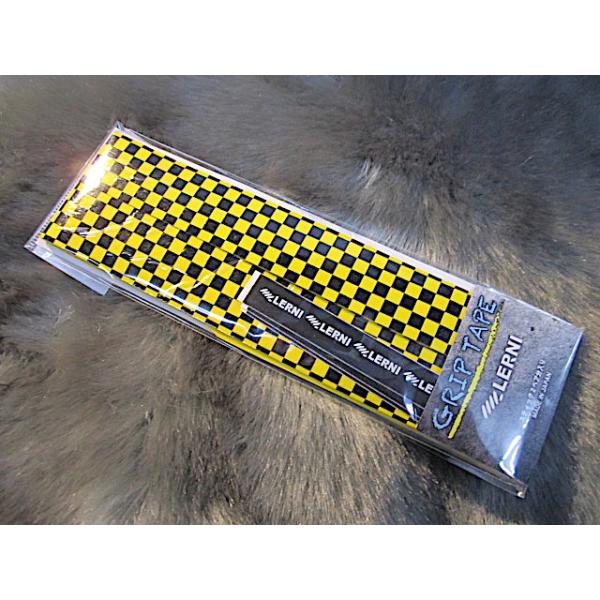 <グリップテープ>日本製のグリップテープで簡単に巻く事が出来て、繰り返し使う事が可能です。しっとりとした触感で滑り止め効果があり、手へのショックを軽減する効果もあります。1パッケージ、スティック2ペア分(テープ4本/止めテープ4...