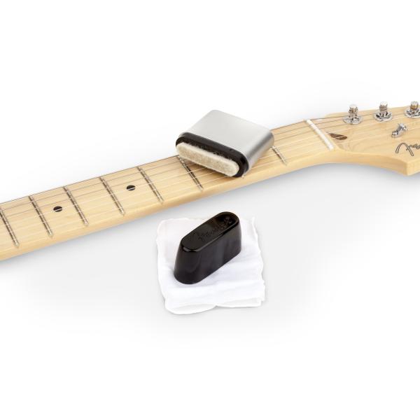 <メンテナンス用品　ストリングクリーナー>弦の寿命を延ばすFender Speed Slickギター弦クリーナーは、パパッと使えるシンプルで効果的なクリーナーです。独自の洗浄液で処理されたクリーナーパッドが、あなたに代わって徹底...