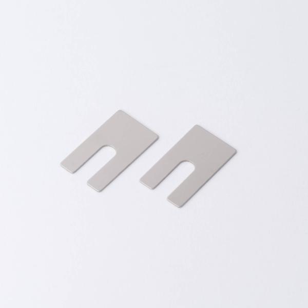 <ギターパーツ　サドルスペーサー> サドルの下に敷く事で弦高の調節が可能なフロイドローズ用スペーサー。0.1mm4枚入りです。フロイドローズオリジナル用です。1000シリーズやスペシャルと互換性はありますが、一部パーツについては...