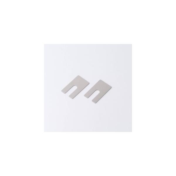 <フロイドローズ用スペーサー>サドルの下に敷く事で弦高の調節が可能なフロイドローズ用スペーサー。0.3mm4枚入りです。フロイドローズオリジナル用です。1000シリーズやスペシャルと互換性はありますが、一部パーツについてはサイズ...