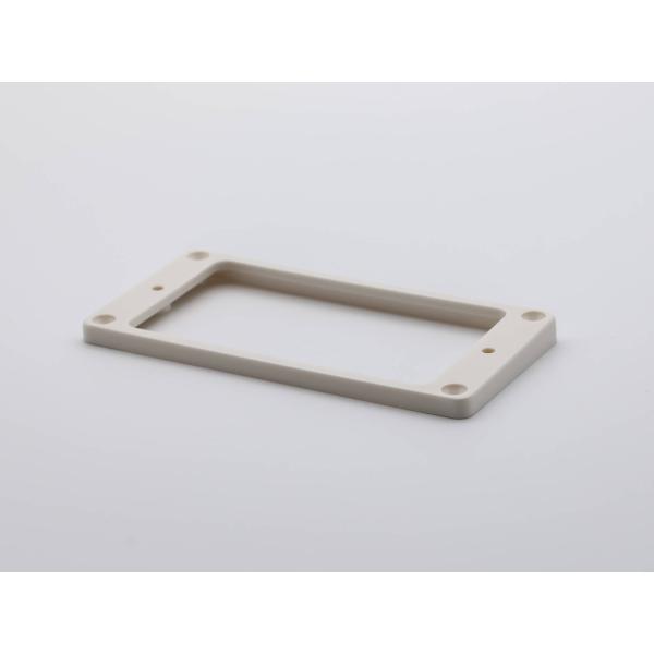 <ギターパーツ　エスカッション> 6弦ハムバッカー用エスカッション。底面に角度があり、厚みが薄いフロント用です。チューンマティック・ブリッジを搭載したギターなどで、ネックジョイントに角度がありボディトップがフラットなギターに最適...