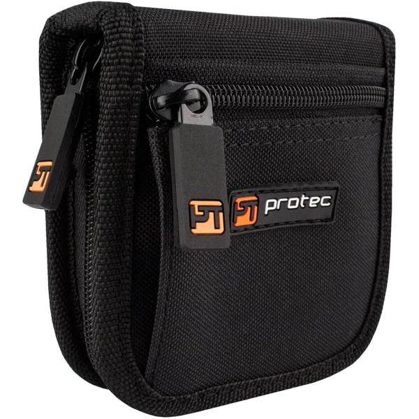 1988年に設立して以来、数多くのアーティストに愛用されてきたPROTEC(プロテック)。近年は、ケースに限らず、さまざまな管楽器アクセサリーを発売しています。撥水性ナイロン素材を使用。マウスピースを保護するために厚いナイロン生地を採用。