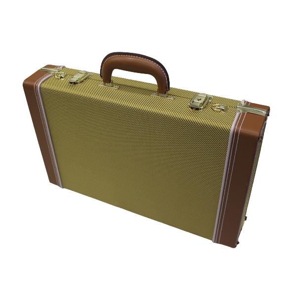 GIDのヴィンテージタイプのエフェクターケース TWEEDモデルの方です。ギターケースの様な重厚な作りにヴィンテージ感あふれる雰囲気が特徴です。(税抜価格10,500円)【仕様（内寸）】全長：約455mm幅：約280mm厚：約85mm