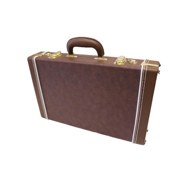 従来のTWEED ・BLACK 同様にビンテージ感あふれ、またBROWNレザーとゴールドハードウェアとのマッチで高級感漂う仕上がりとなっています。(税抜価格10,000円)