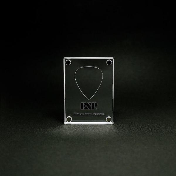 本体は3層構造で、表と裏には耐久性のある透明度の高いアクリルを使用し、ピックを嵌める中央層には曲げ強度の高いポリカーボネートを使用しています。トータルでの厚さが9.5mmあり自立できますので、机の上や飾り棚など好きなところにお気に入りピック...