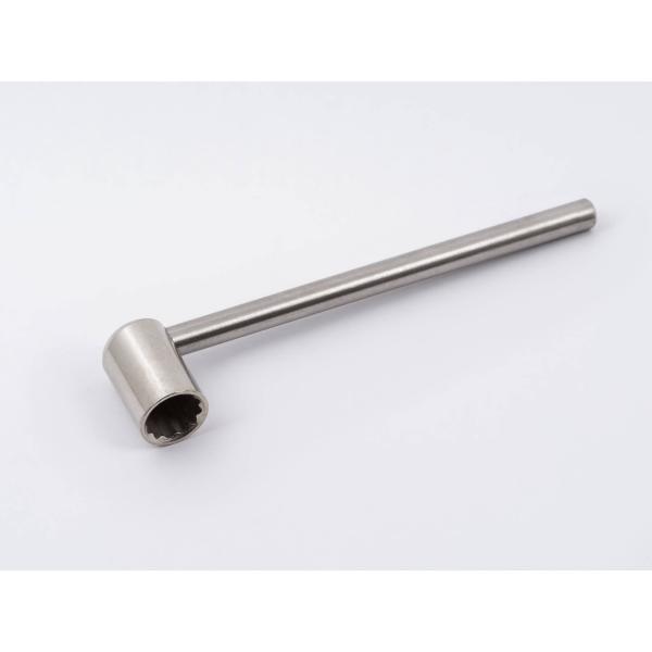 ヘッド角が付いているネックに多く見られる、トラディショナルなトラスロッドの調整用6角ナットを回すために使用する工具がパイプレンチです。その形状が喫煙具のパイプに酷似しているところから名付けられた工具で、6角ナットがぴったり収まるようにレンチ...