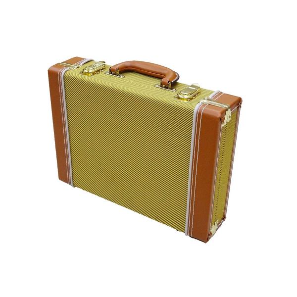 GIDのヴィンテージタイプのエフェクターケース TWEEDモデルの方です。ギターケースの様な重厚な作りにヴィンテージ感あふれる雰囲気が特徴です。(税抜価格9,500円)【仕様（内寸）】全長：約355mm幅：約250mm厚み：約80mm