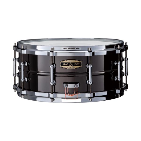 ブライトな特性を持つ、1mm厚のブラスシェルにブラックニッケルメッキを施し、ノーマルなルックスながら、マークや空気穴の設定位置、更にテンションキーパー（TNK-10N）を付属するなど、細部にもこだわったロックドラマー待望のモデル。ライヴ＆レ...