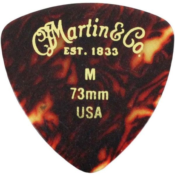 アコースティックギターの頂点に君臨するマーチンのピックです。べっ甲柄のカラーにお馴染みのマーチンロゴが映えます。形状：トライアングル型（オニギリ型）厚さ：ミディアム（約0.73mm）※12枚セットになります。