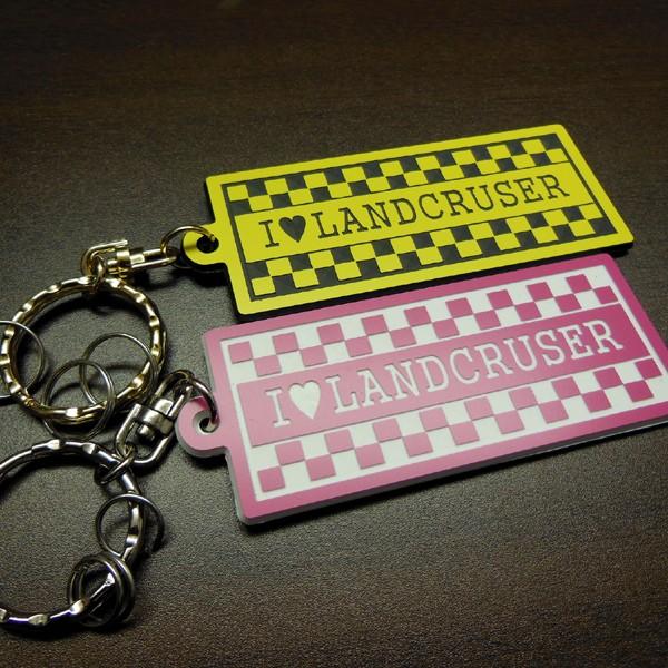 こちらの商品はDMMCオリジナル チェッカーキーホールドパネル　LANDCRUSERになります。イベントなどでも販売された人気商品。DMMCとは、長年培ってきたヨーロッパ車カスタムのノウハウをダイレクトに注ぎ込み、国産車、輸入車問わず最先端...