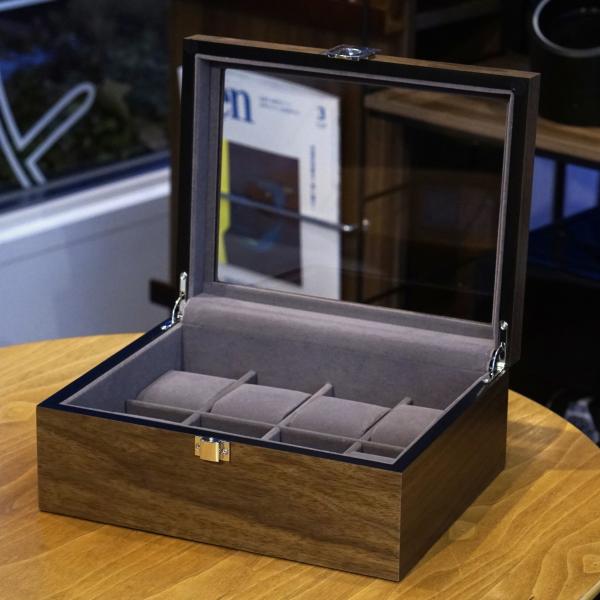 エスプリマのクルミ木製収納ケースは、高級感と実用性を兼ね備えたデザインで、大切な時計やジュエリーを美しく保管するために作られました。温もりあるクルミ木材と、透明なガラス窓が調和し、時計の美しさを引き立てながら、しっかりと守ります。