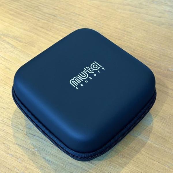 ハードケースのためケースが潰れにく、お時計の持ち運びに最適です。また、高品質のジッパーでしっかりスムーズに開け閉めが可能。スポンジで時計を保持するため、様々な大きさの時計に対応しております。