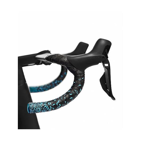 ・カラー:Neon Blue ・素材:ポリウレタン ・長さ:2160mm ・幅:30mm ・厚み:3mm ・付属品:アルミニウム製バーエンドキャップ、ハイエンドラバーテープ Super Sticky Kush Fade は、鮮やかな色と派手...