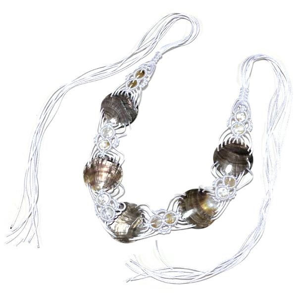 【ベルトカラー】白【素材】シェル/ナイロン【ストラップの全長】約160cm(細工が施されているベルト部分は約70cm)【最大幅】約6cm