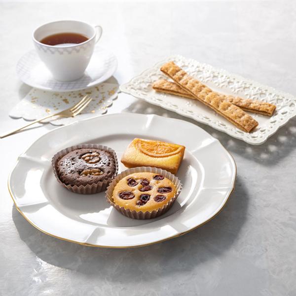 しっとり生地にフルーツやナッツを飾ったプチケーキやオレンジケーキ、さくっとした食感の中にキャラメルの風味が香る少し長いサイズのロングパイ。ホテルの豊かなティータイムを演出するスイーツを詰め合わせました。●内容：プチケーキ（ベリー・ショコラ＆...
