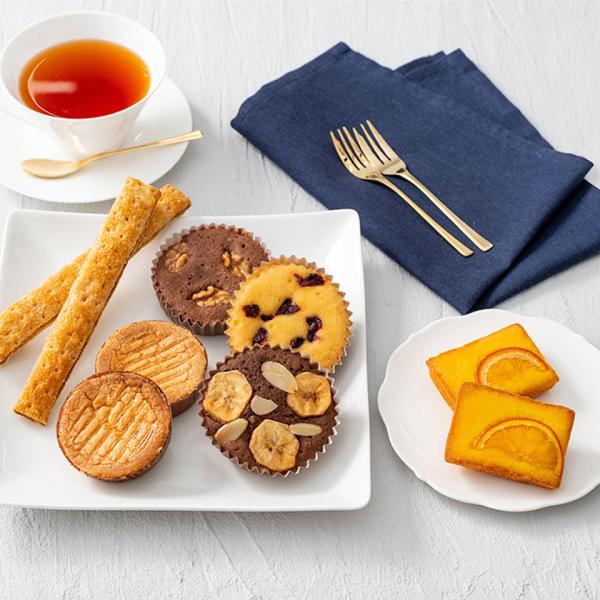 しっとり生地にフルーツやナッツを飾ったプチケーキやオレンジケーキ、さくっとした食感の中にキャラメルの風味が香る少し長いサイズのロングパイ、アーモンドが香ばしく香るフランス伝統の厚焼きクッキーと、ホテルの豊かなティータイムを演出するスイーツを...
