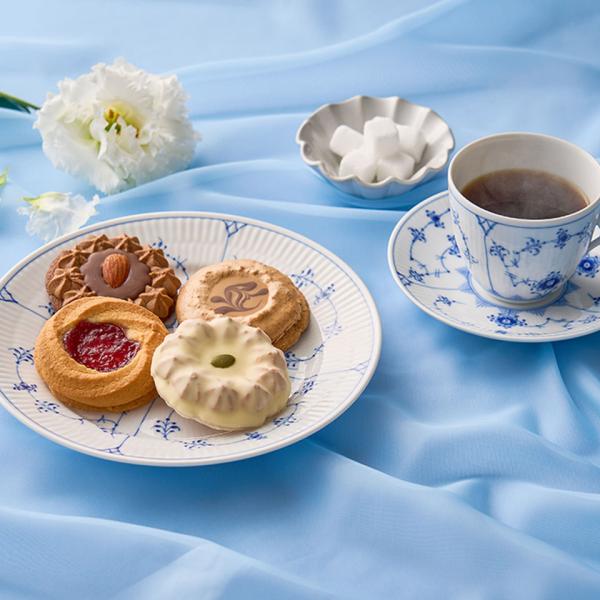 ロイヤル　コペンハーゲンのオリジナルブレンドコーヒー、ニカラグアにあるカサブランカ農園で生産された豆を使用したコーヒーと、華やかな4種類のクッキーを詰め合わせました。※クッキーはロイヤル　コペンハーゲンの商品ではありません。●内容：クッキー...
