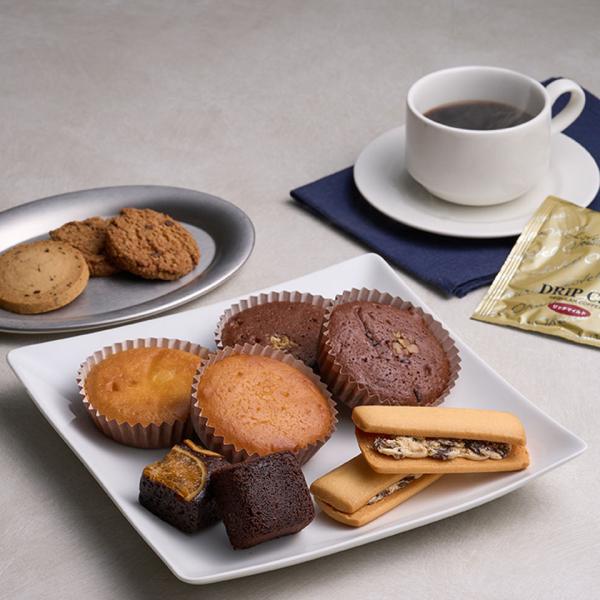 ホテルオークラの焼菓子とドリップ珈琲の詰合せ。しっとりした焼きあがりのマドレーヌやレーズンサンドなどさまざまな焼菓子を取り揃えているのにも、選ぶ、味わう楽しさを届けたいというおもてなしの心を感じて頂けるセットとなっています。焼菓子に良くあう...